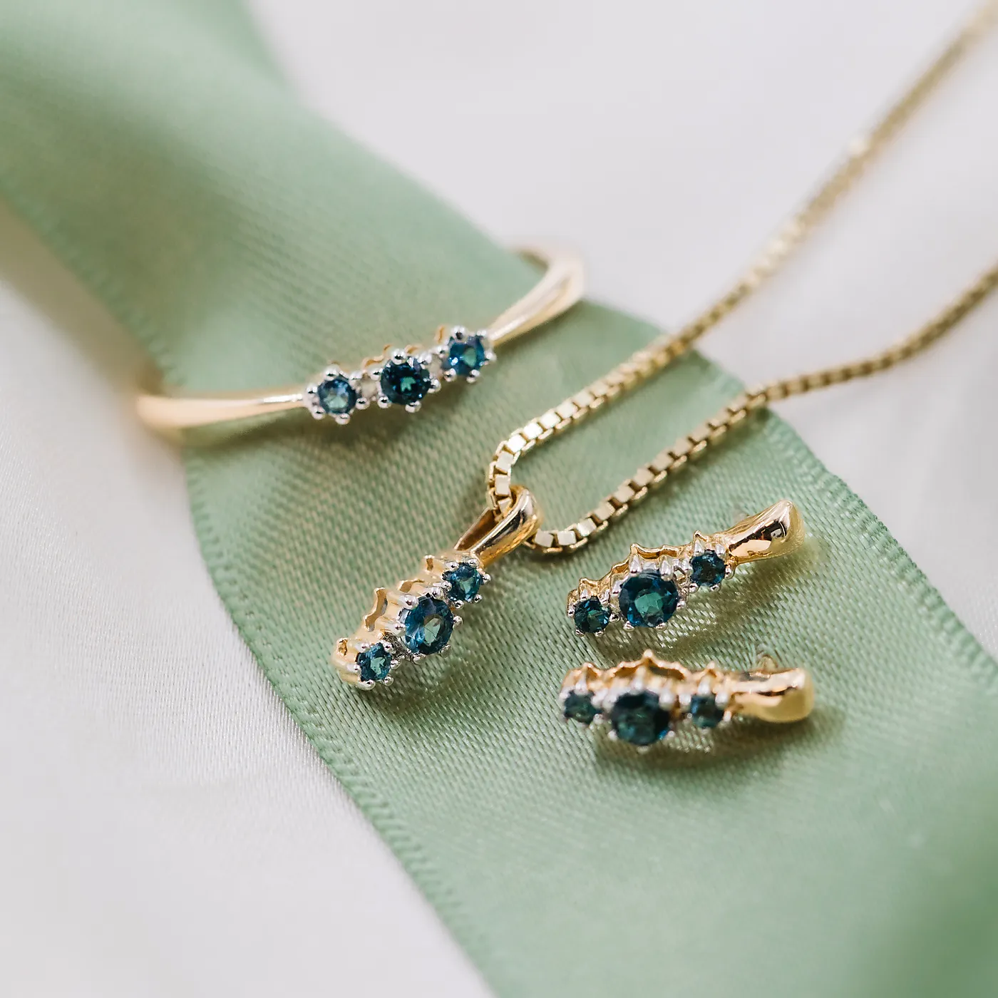 Nora ring i 375 gult gull med London blå topas | Gullfunn