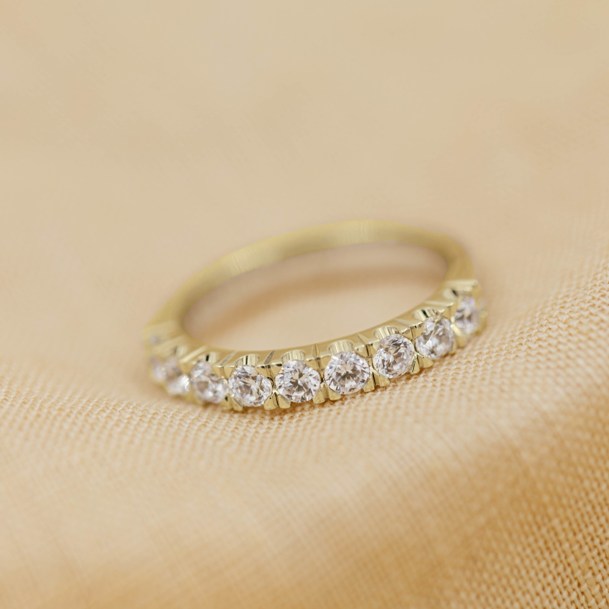 Moments by Pan Jewelry, Diamantring Unite i 585 gult gull 0,81 CT | 3,2 mm bredde | Gullfunn