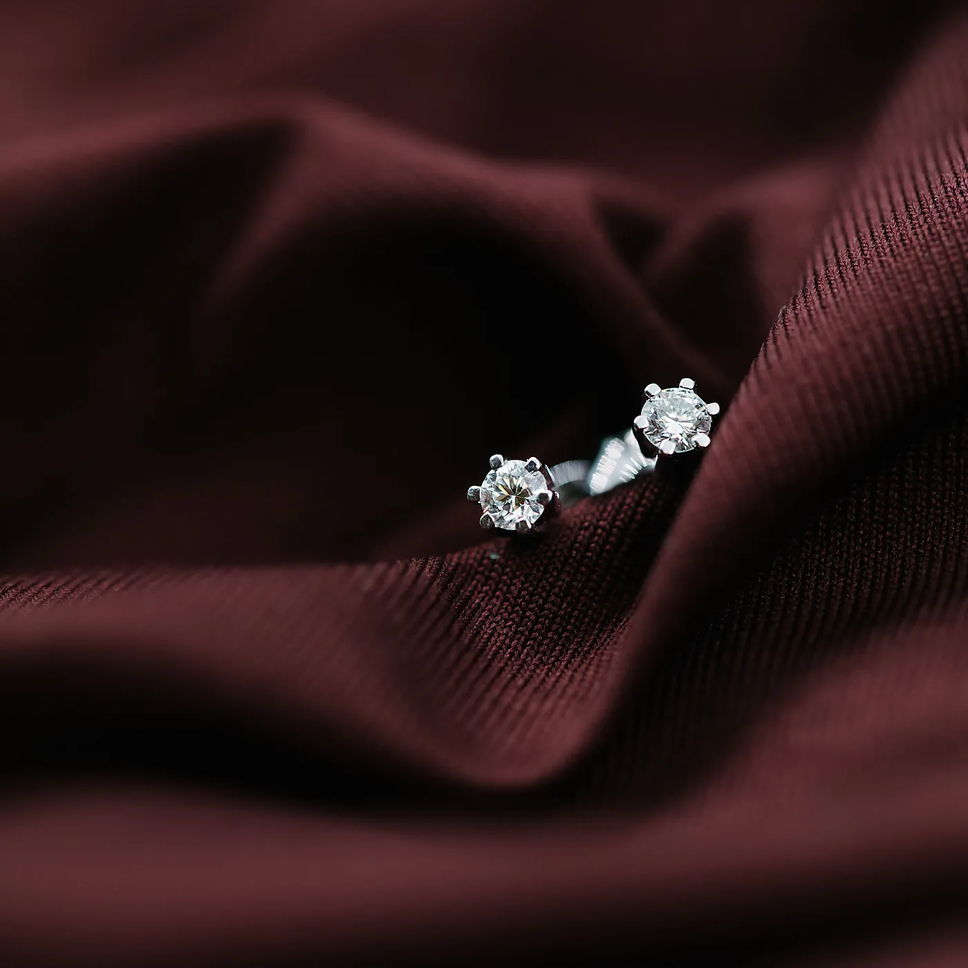 Olivia, Øredobber i 585 hvitt gull med diamant 0,20 ct | Gullfunn