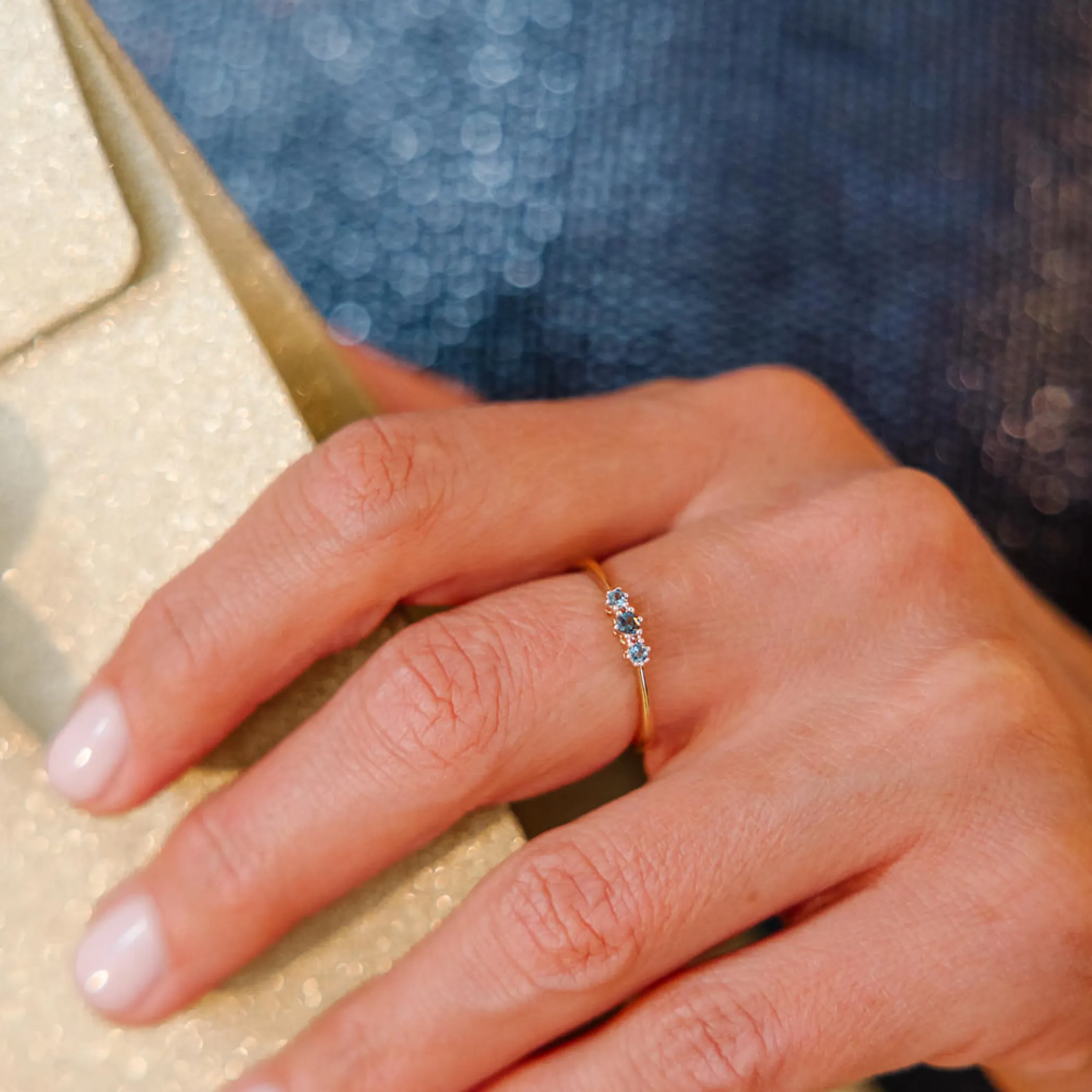 Nora ring i 375 gult gull med London blå topas | Gullfunn