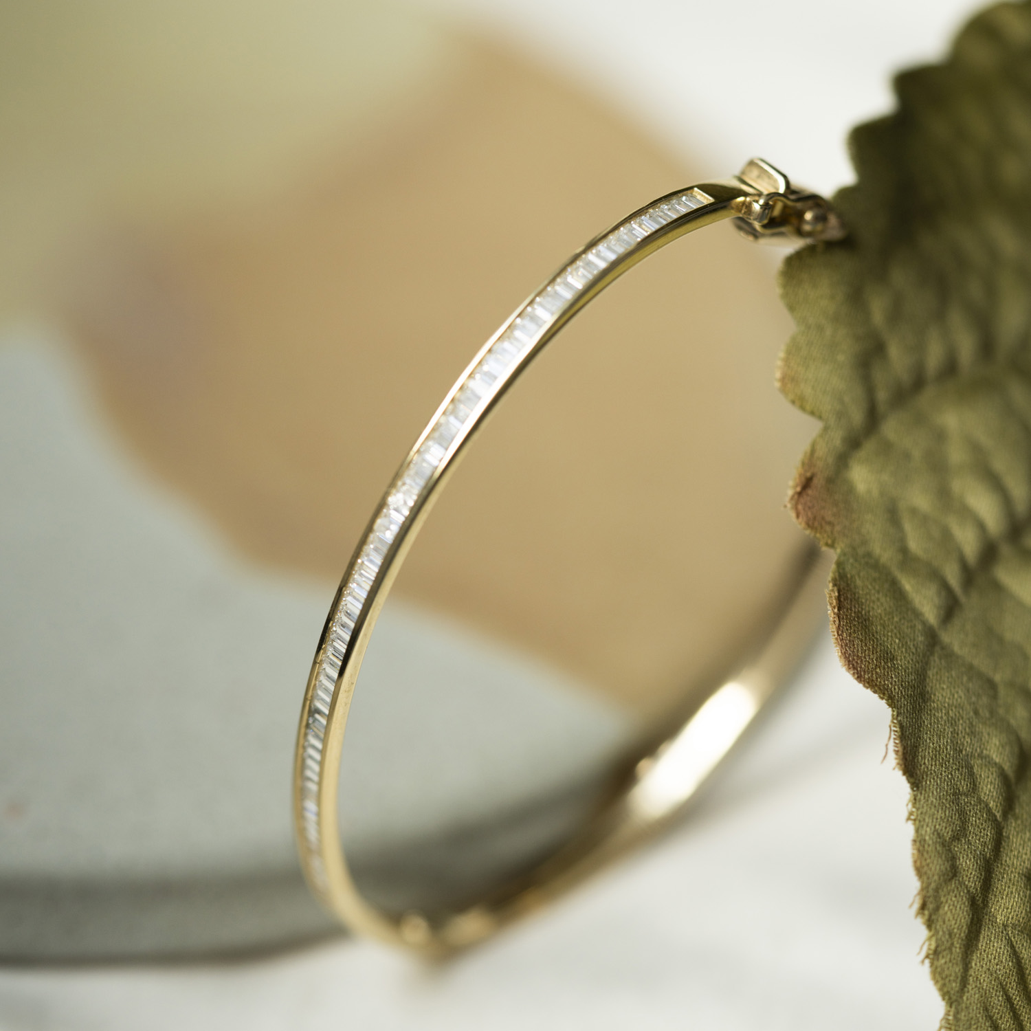 Armring i 585 gult gull med zirkonia | Gullfunn
