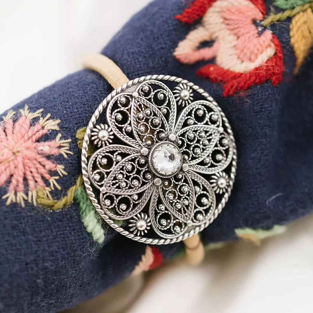 Sylvsmidja, Hårstrikk med filigrandekor og blank stein i 830 oksidet ...