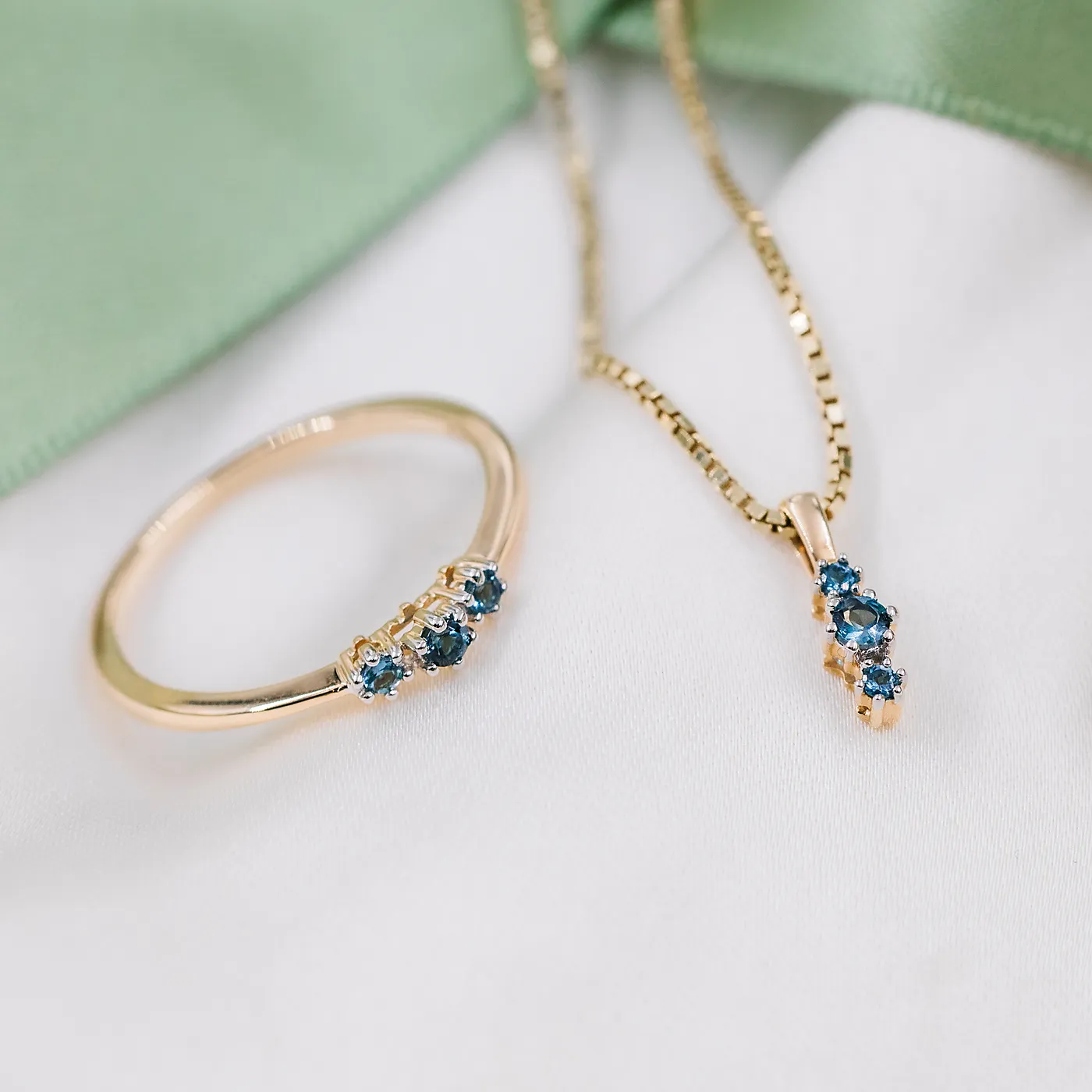 Nora ring i 375 gult gull med London blå topas | Gullfunn